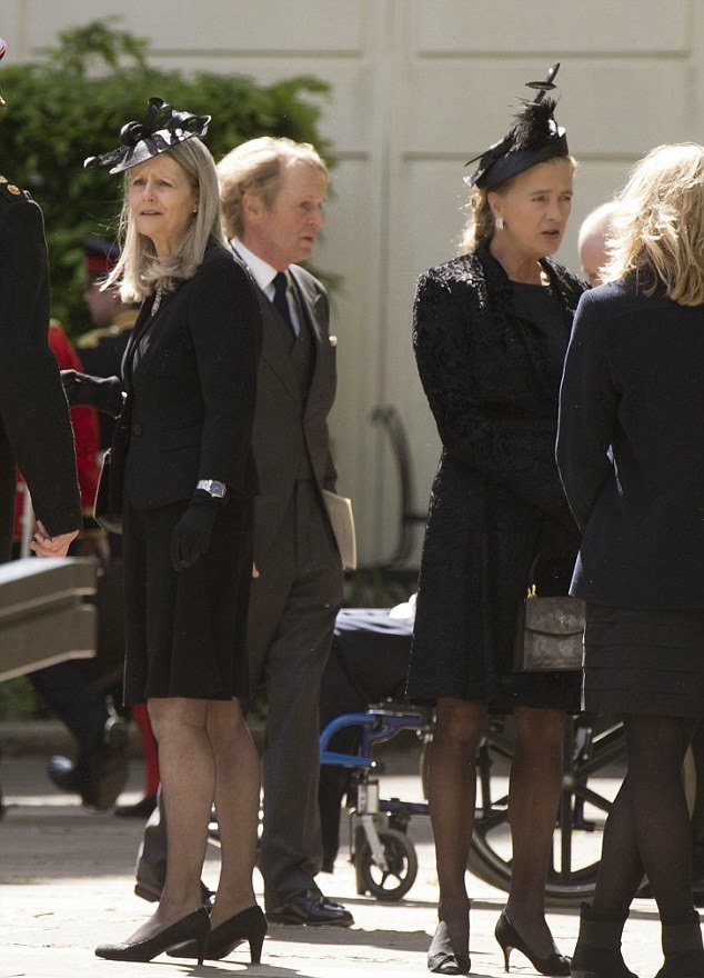 Royal Family Around the World: The Queen and Other Member of the ...